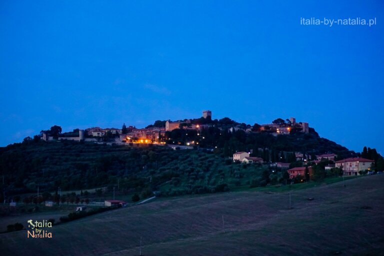 Tuscany. Monticchiello - Does it a good idea to Val d'Orcia?